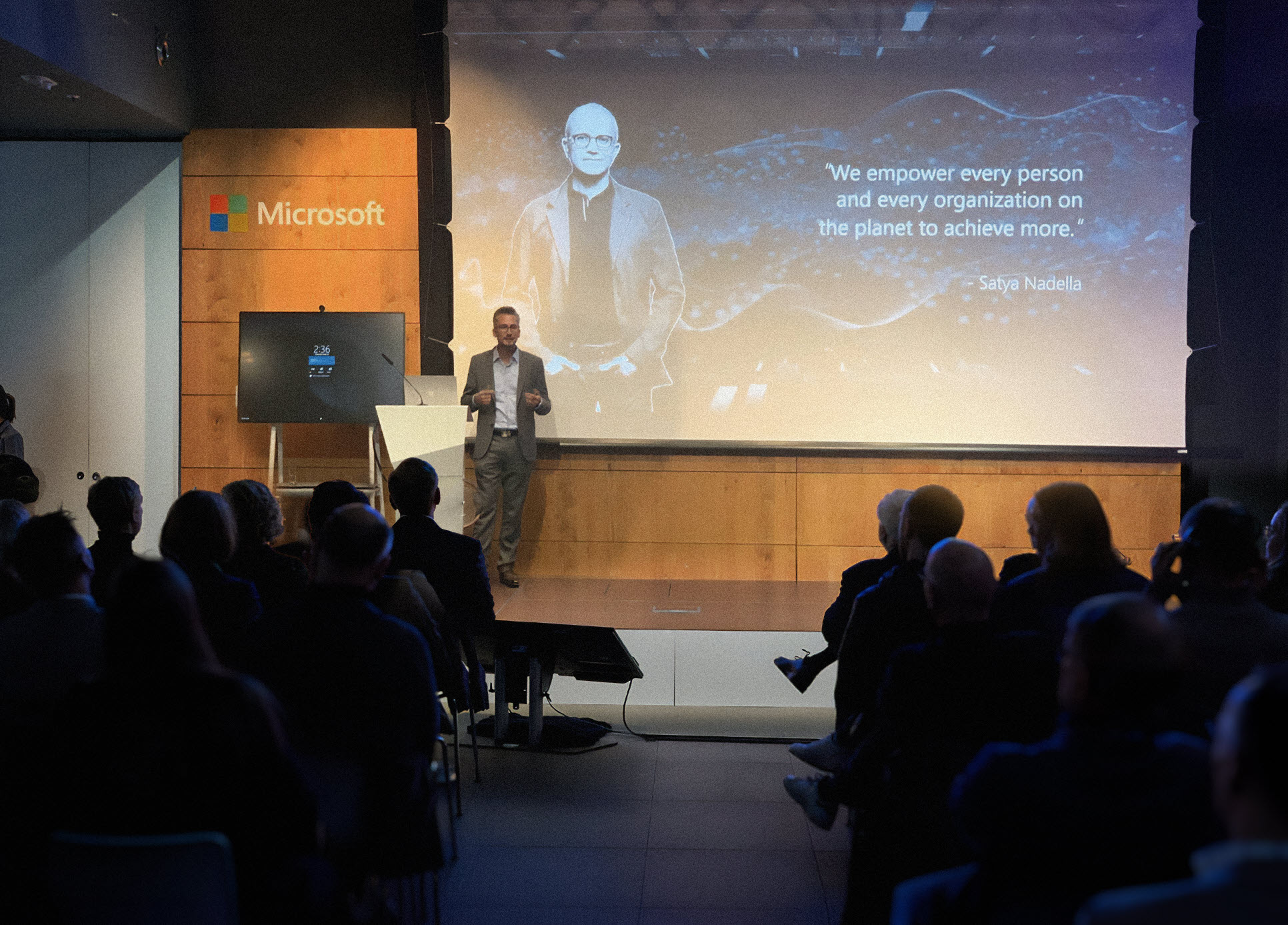 alexander-loth-on-stage-at-microsoft - alexloth.com
